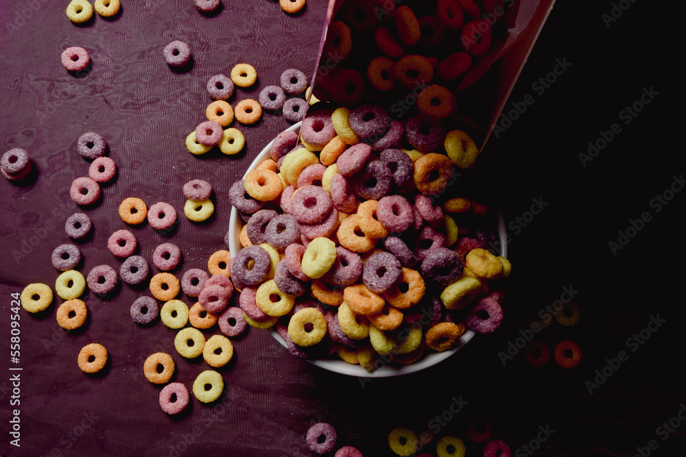 Cereales de colores con sabor a frutas saliendo directamente de la caja ...