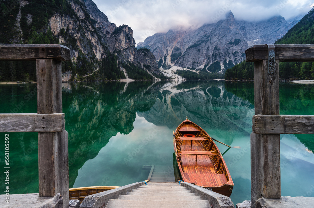 Holz Boot mit Holztreppe am Pragser Wildsee in den Dolomiten. Stock ...
