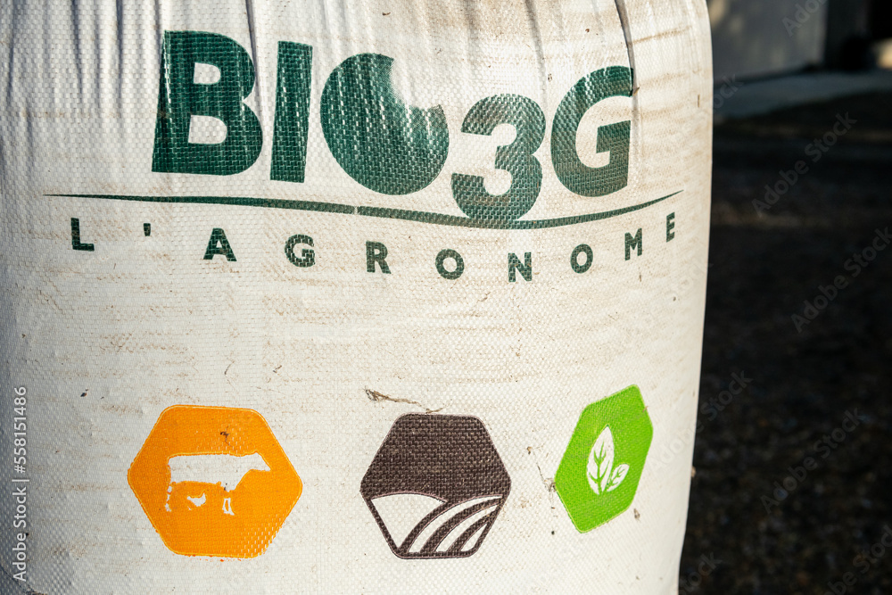 Epandage d'engrais Bio3G stimulateur de croissance qui augmente l ...