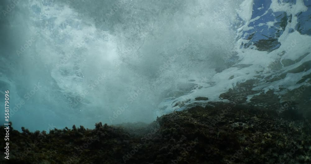 Vidéo Stock choppy water wavy sea underwater wave hit on rocks and ...
