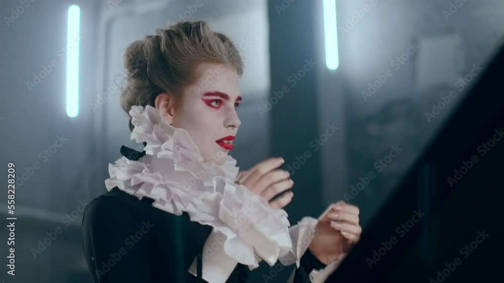 Vídeo do Stock: Skilled actress screaming holding head in hands and ...