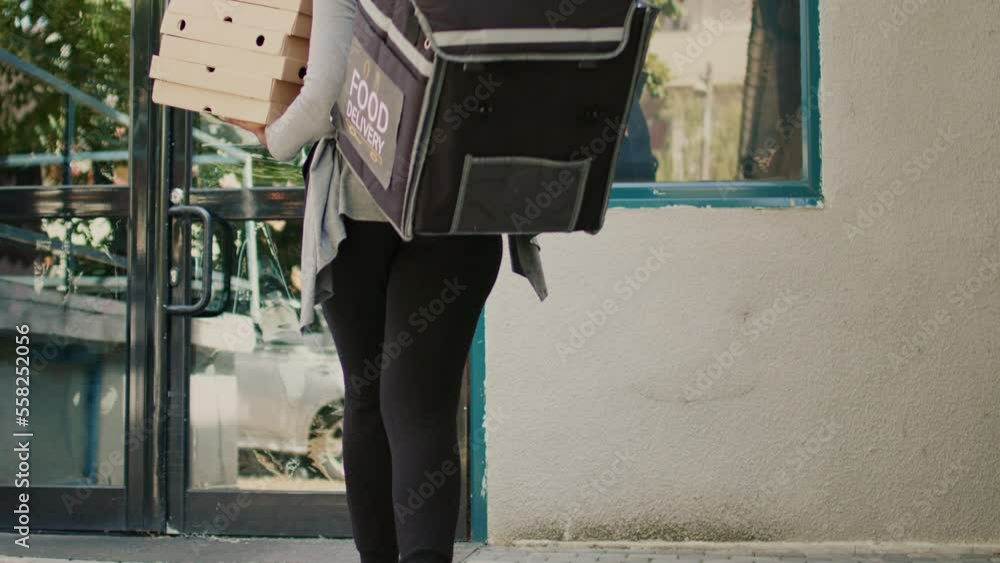 Video „Female carrier dropping pizza packages, sad client crying after ...