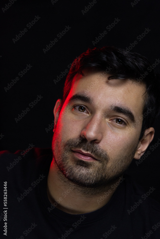 Cara de hombre guapo con luz roja a un costado y fondo negro Stock ...