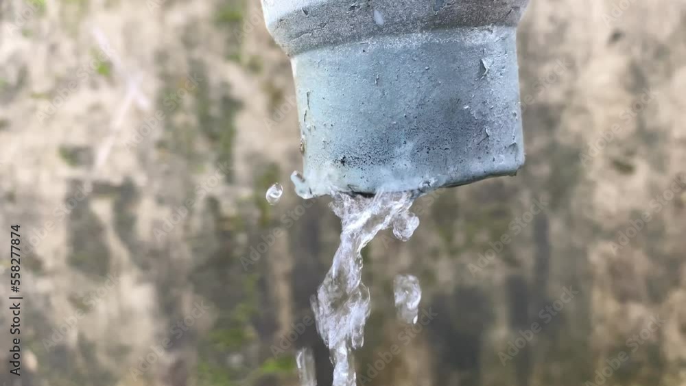 Video „Close Up water flows out through the pipe. flows of water pours ...