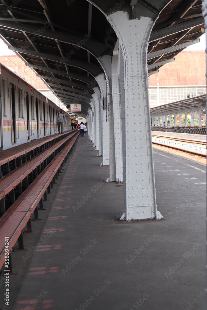 Foto de KRL Commuterline, or known as Commuterline, is a commuter rail ... Foto de KRL Commuterline, or known as Commuterline, is a commuter rail ...