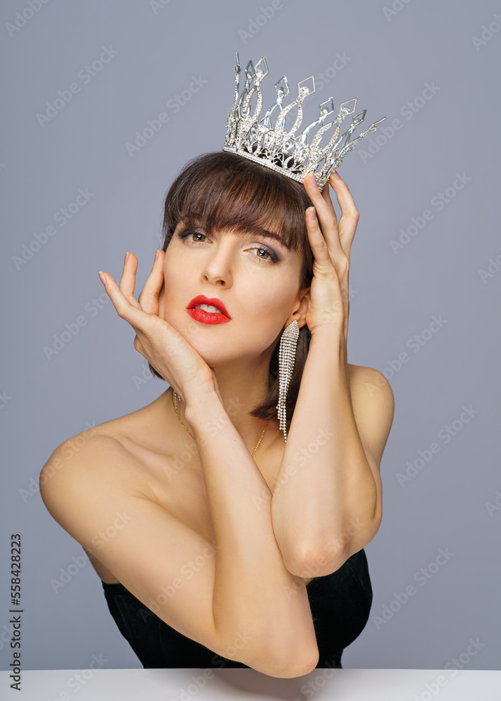 Fotografia do Stock: Beautiful vouge woman face in the royal crown ...