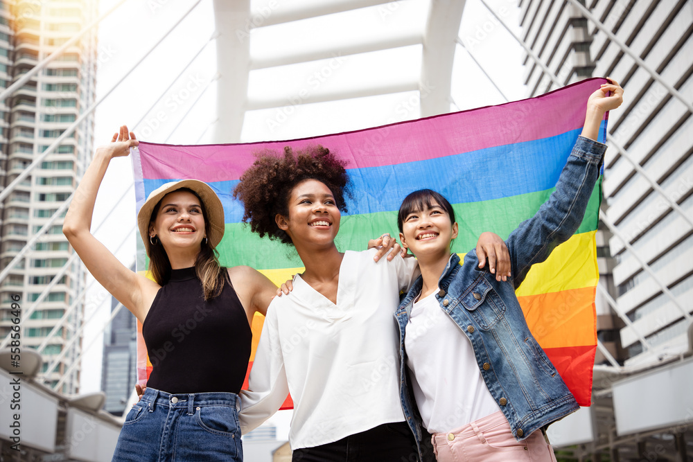 Foto de Diversity young gay women with Asian gay waving pride rainbow ...