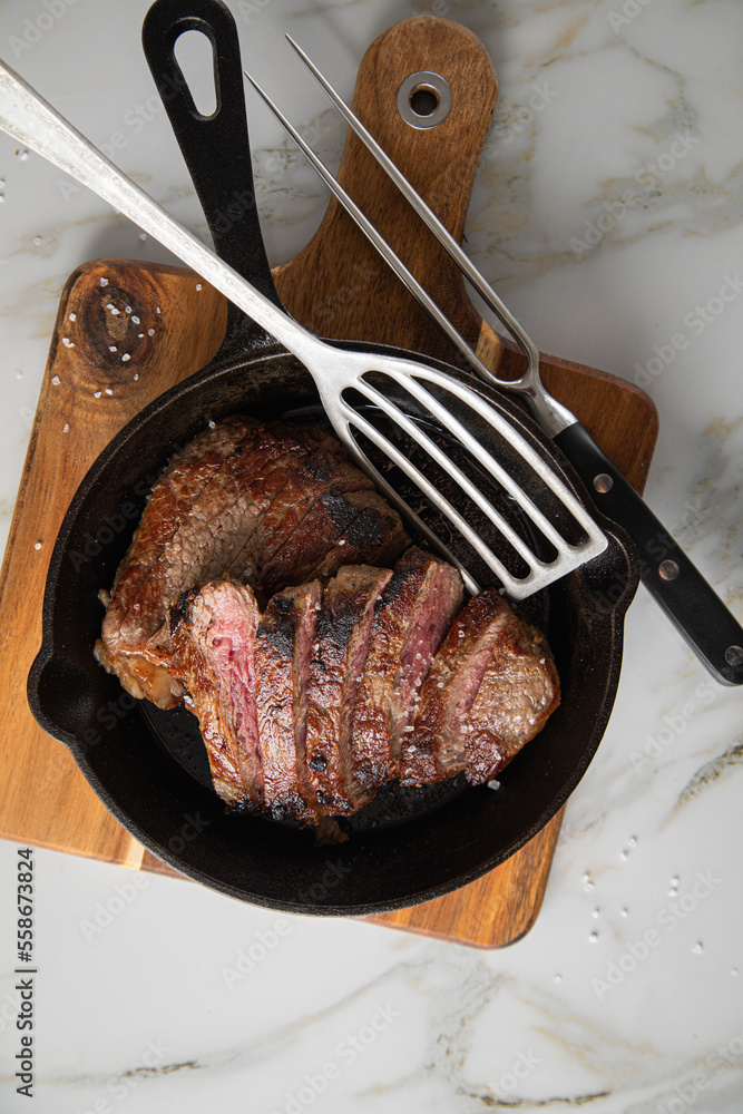 Entrecote Steak vom Rind medium rare gebraten in Gusseisen Pfanne mit ...