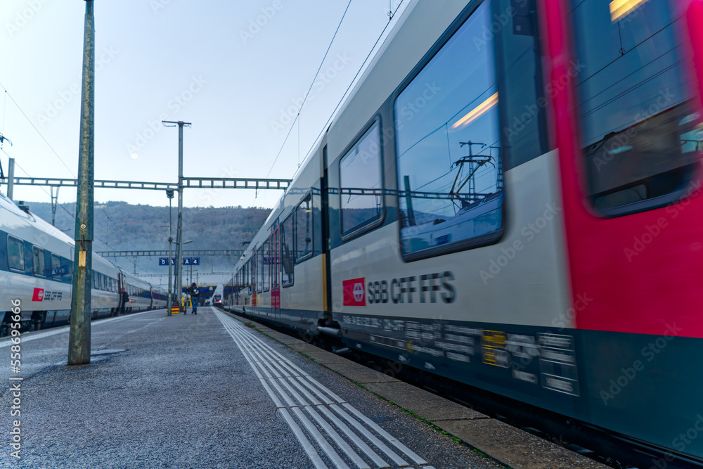 Foto de White and red SBB train leaving railway station of Swiss City ...