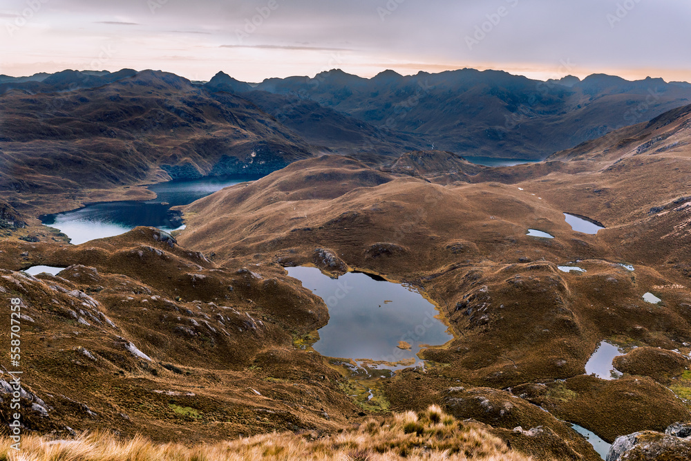 Parque Nacional El Cajas ubicado en Cuenca - Ecuador. al atardecer ...