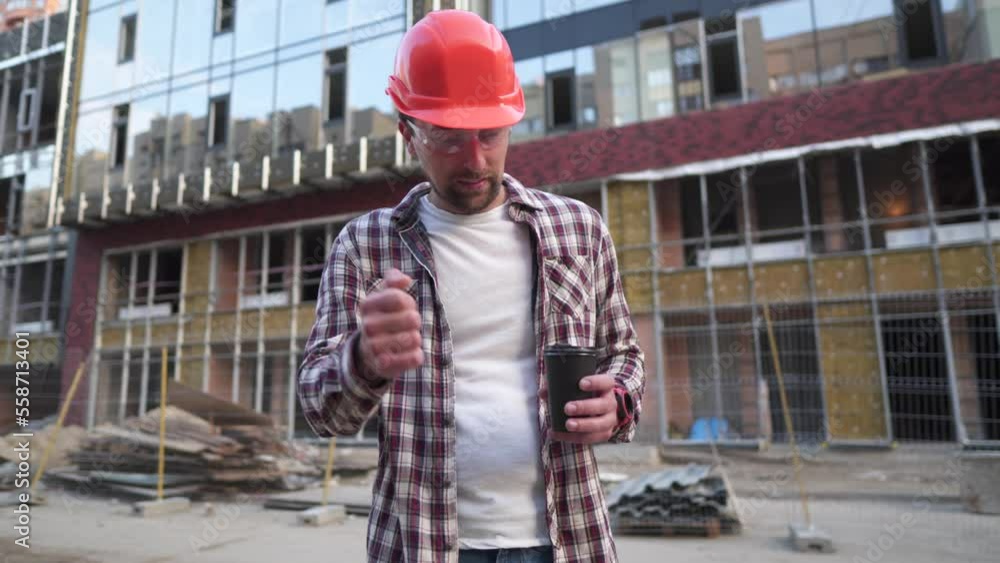 Vidéo Stock Builder angry emotion. Worker in protective helmet evil ...