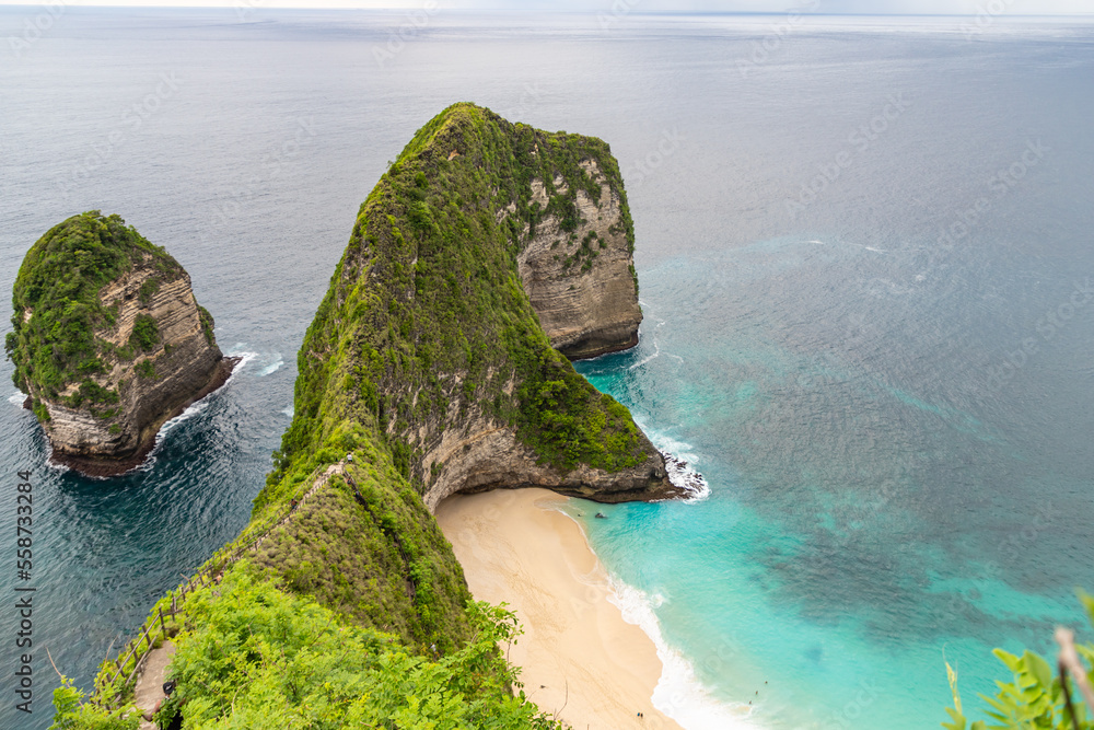 Foto de A View on Kelingking Beach from The Top, T-Rex Bay, Small ...