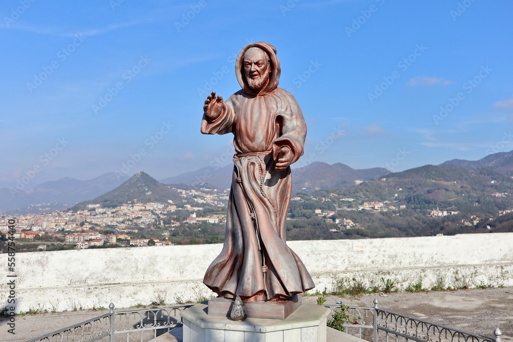 Dragonea - San Pio sul sagrato della Chiesa di San Pietro e Paolo Stock ...