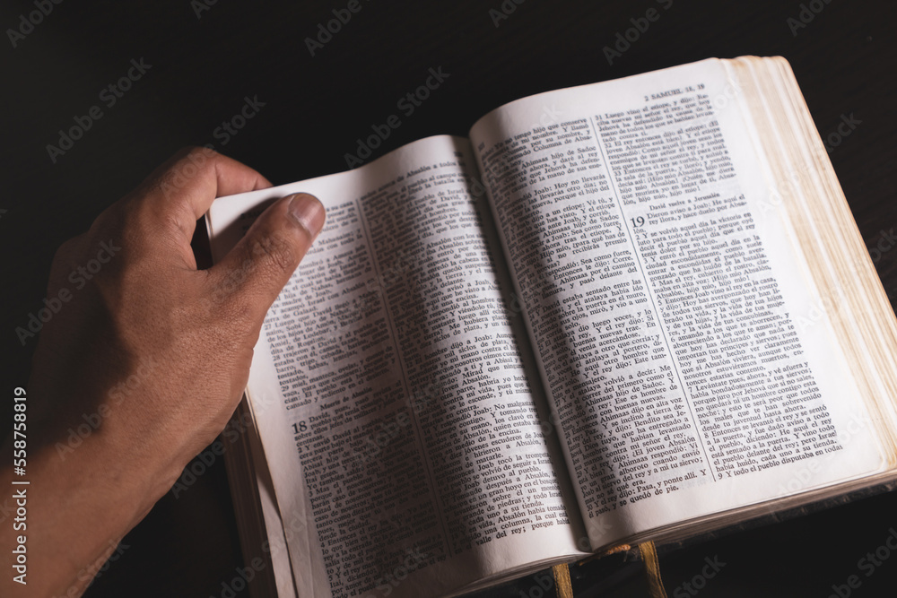 Leyendo La Biblia Mano Pasando De Página Bendiciendo Santa Biblia Y