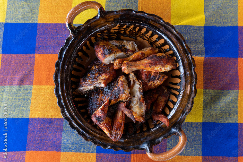 Pollo asado en cazuela de barro desde arriba Stock Photo | Adobe Stock