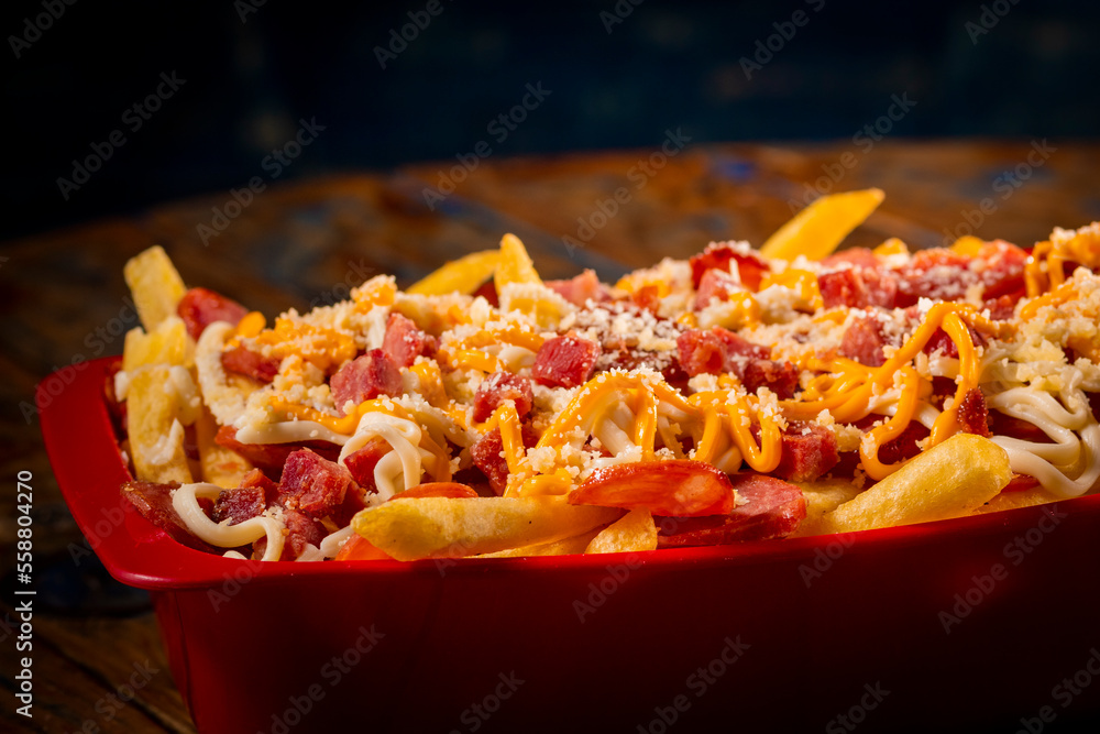 Porção de batata frita com cheddar, catupiry, bacon em calabresa em ...