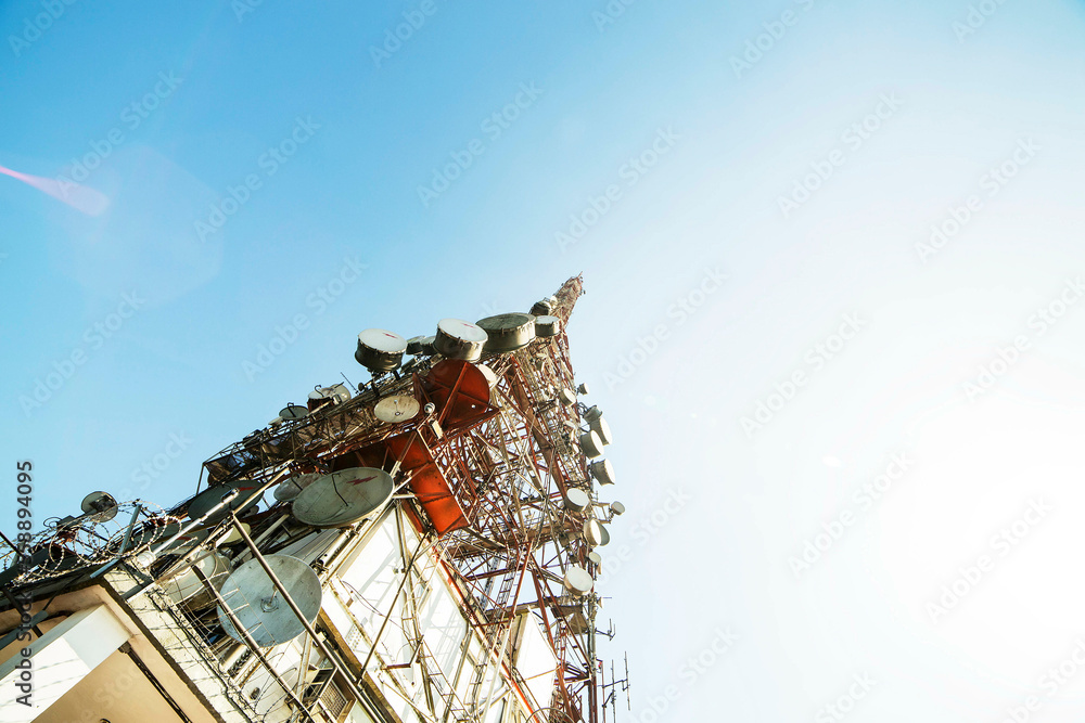 Torre de transmissão de sinal para rádio e televisão localizada no topo ...