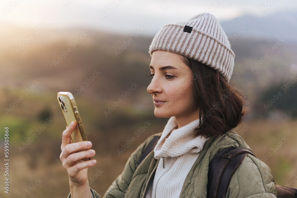 Foto de Crop picture of woman traveller using online map in mobile ...