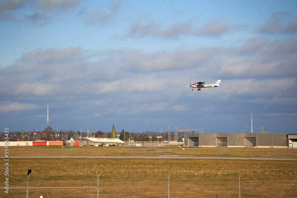 Cessna 152 aircraft on approach to Stuttgart International Airport ...