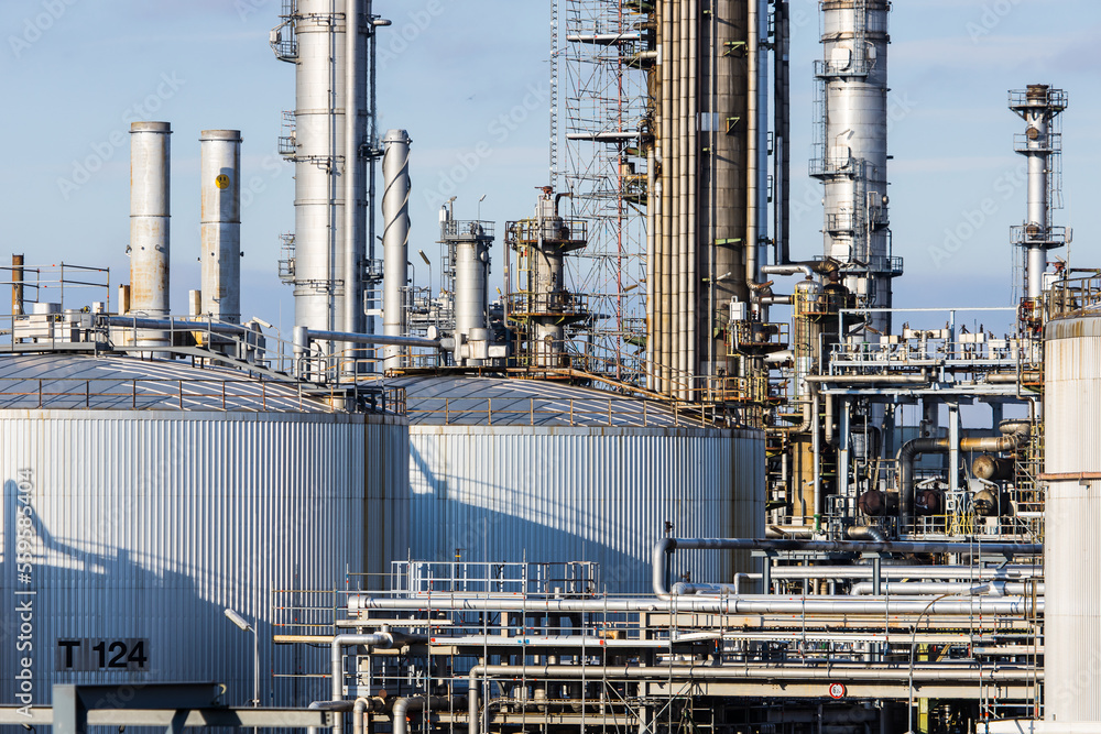 Foto de Refinery industrial plant with fuel tanks and fuel production ...