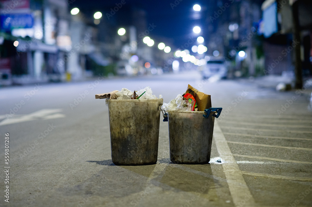 Foto de full waste in white bin and black package garbage on street ...