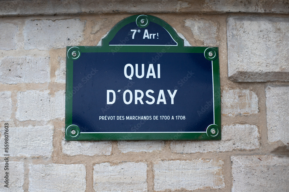 panneau de signalisation indiquant le Quai d'Orsay ou se situe le ...