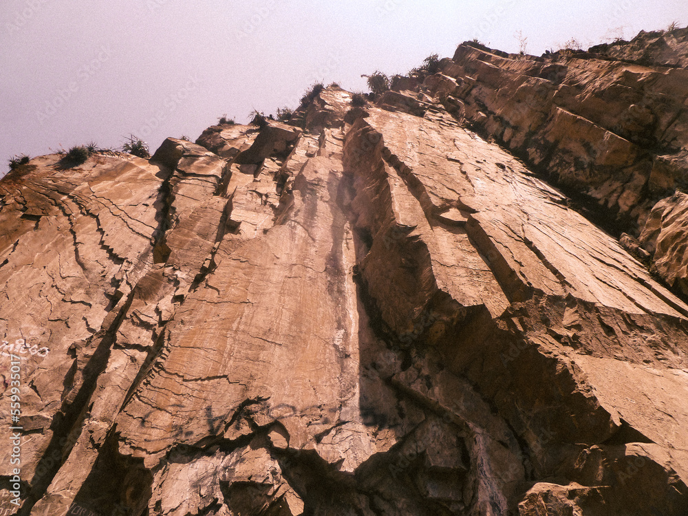 Las montañas de roca son un tipo de montaña formado por rocas sólidas y ...