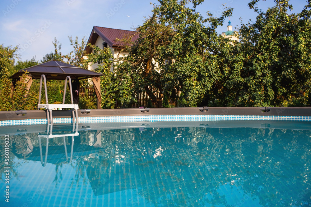 Foto de Swimming pool with metal frame for home and garden. Frame ...