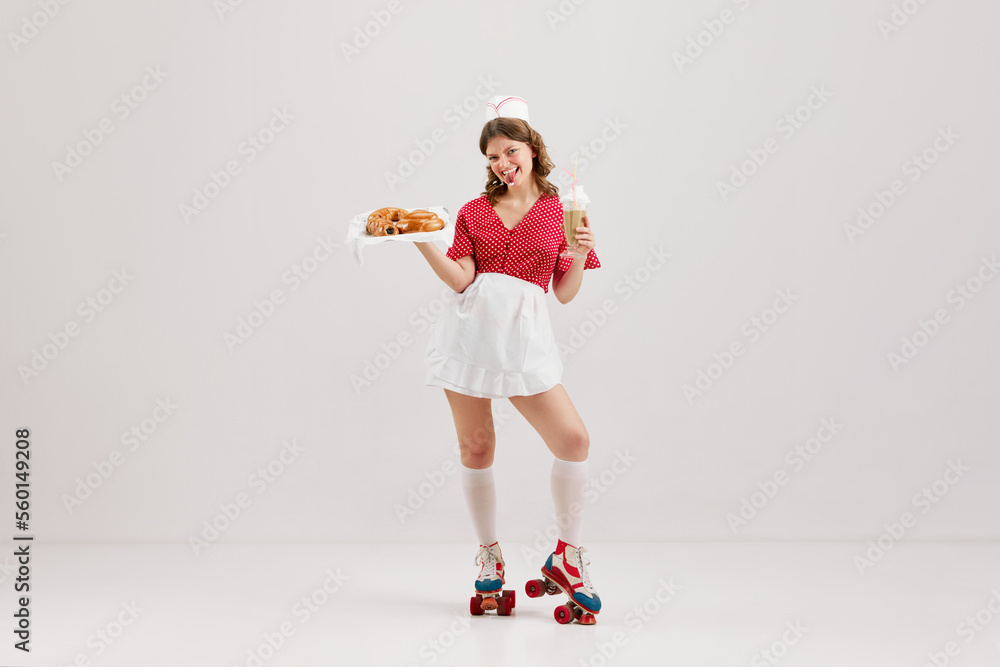 Foto de Emotional young woman, retro waitress in american fashion style ...