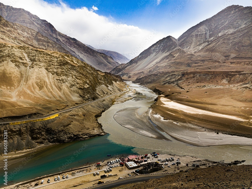 Foto de Confluence of indus river and zanskar river in Nimmu valley of Himalayas do Stock ...