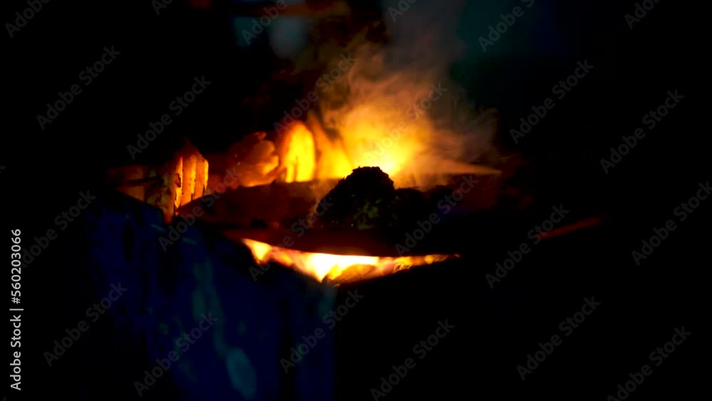 Vídeo do Stock: Top down shot meat patties being cooked on coal wood ...