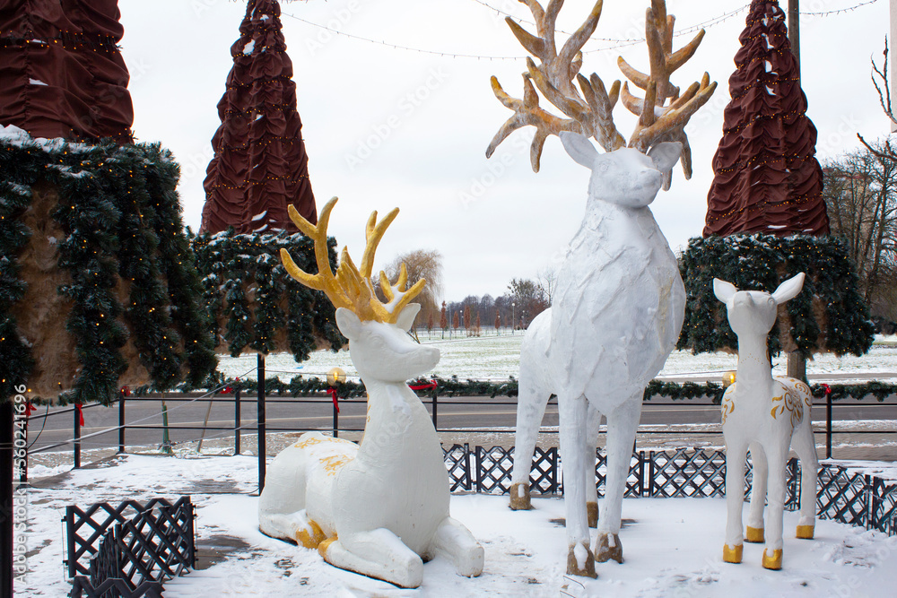 Christmas decoration of the entrance to the store. Three statues of ...