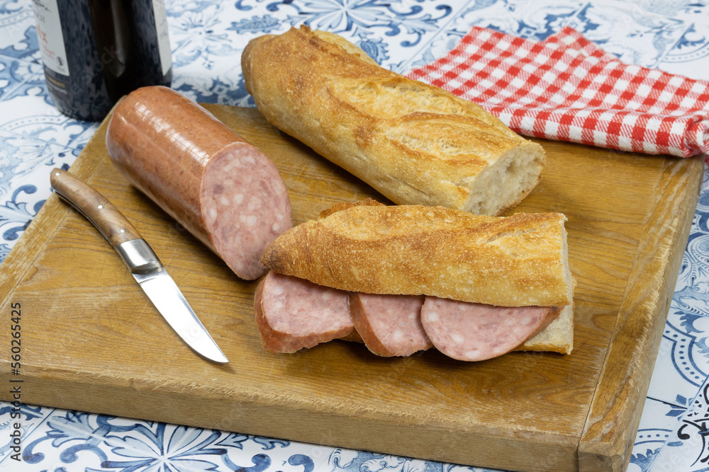 saucisson à l'ail et baguette de pain sur un planche à découper Stock ...