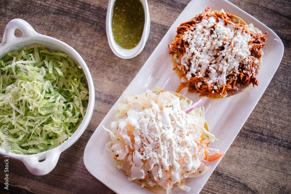 Tostada de pata de puerco y tinga de pollo con salsa y lechuga Stock ...