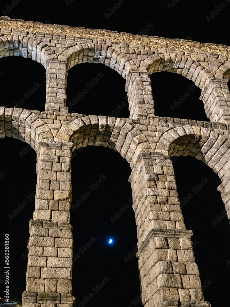 Poster Roman Aqueduct of Segovia at night, one of the best-preserved ...