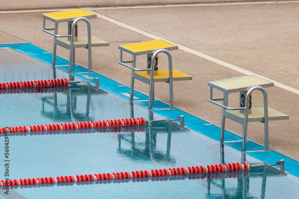 trois plongeoirs de piscine numérotés pour une compétition de natation ...