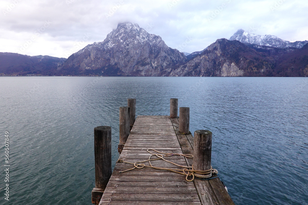 Ponton en bois avec une corde au bord du lac Traunsee au pied de la ...