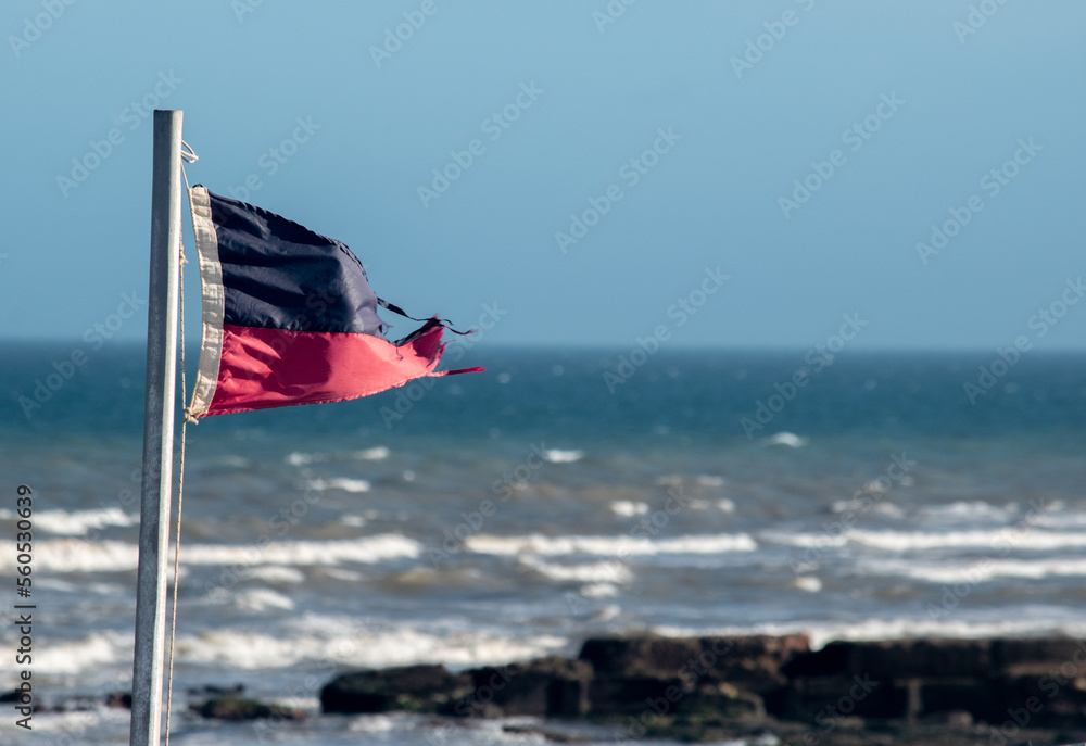 mar peligroso. bandera roja y negra que indica el estado del mar en la ...