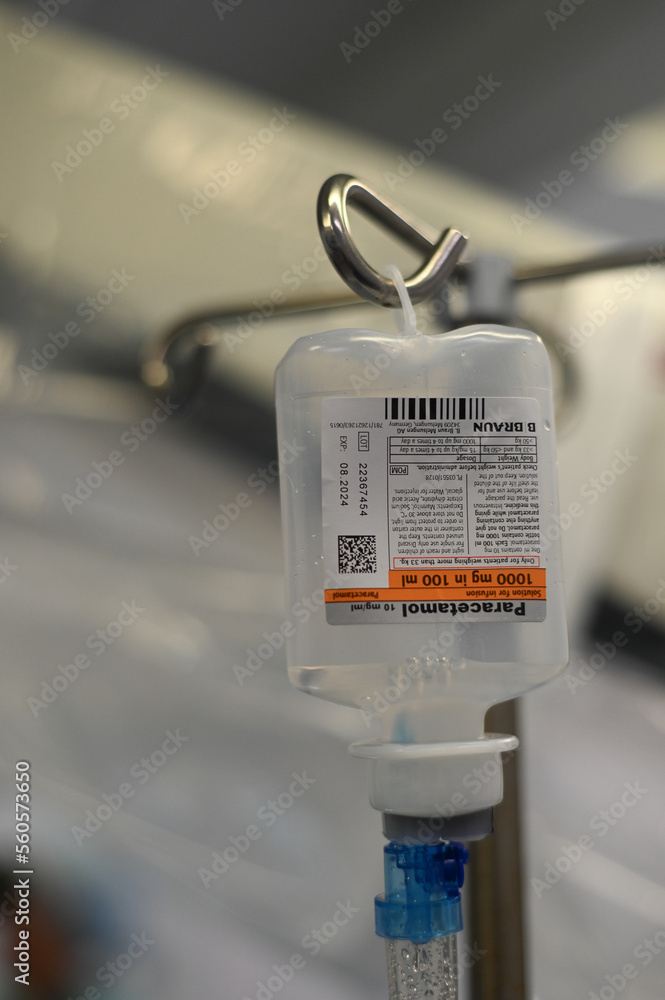Foto de Leicester, UK. January 10 2023. A bottle of intravenous ...