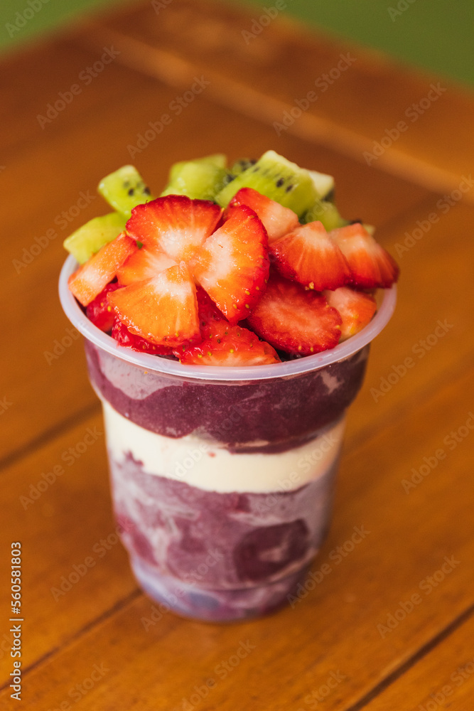 copo de açaí personalizado com frutas kiwi morango banana granola e ...