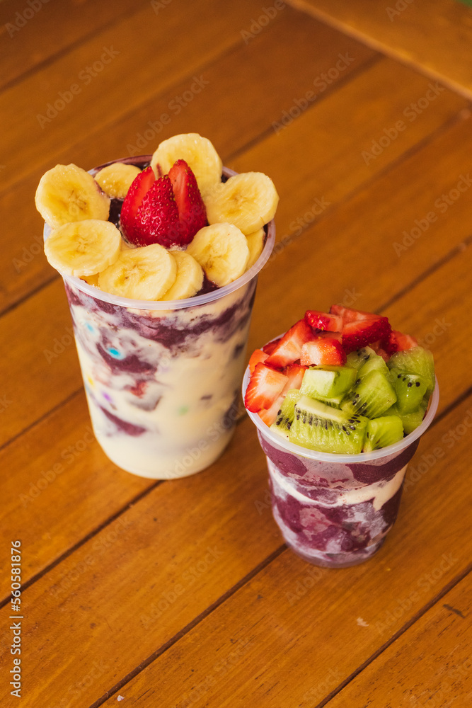 copo de açaí personalizado com frutas kiwi morango banana granola e ...