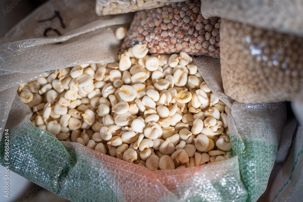 Maíz de grano grande y colores de Perú, en puesto en mercado San Pedro ...