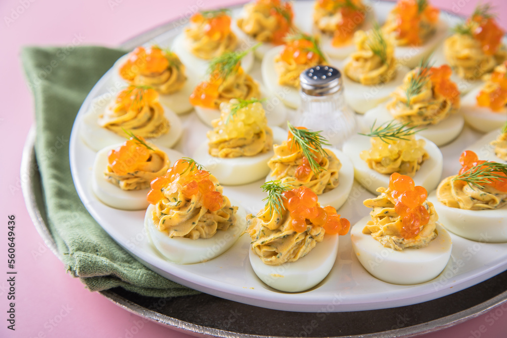 Gefüllte teuflische russische Eier mit Dill und orange Keta Lachs und ...
