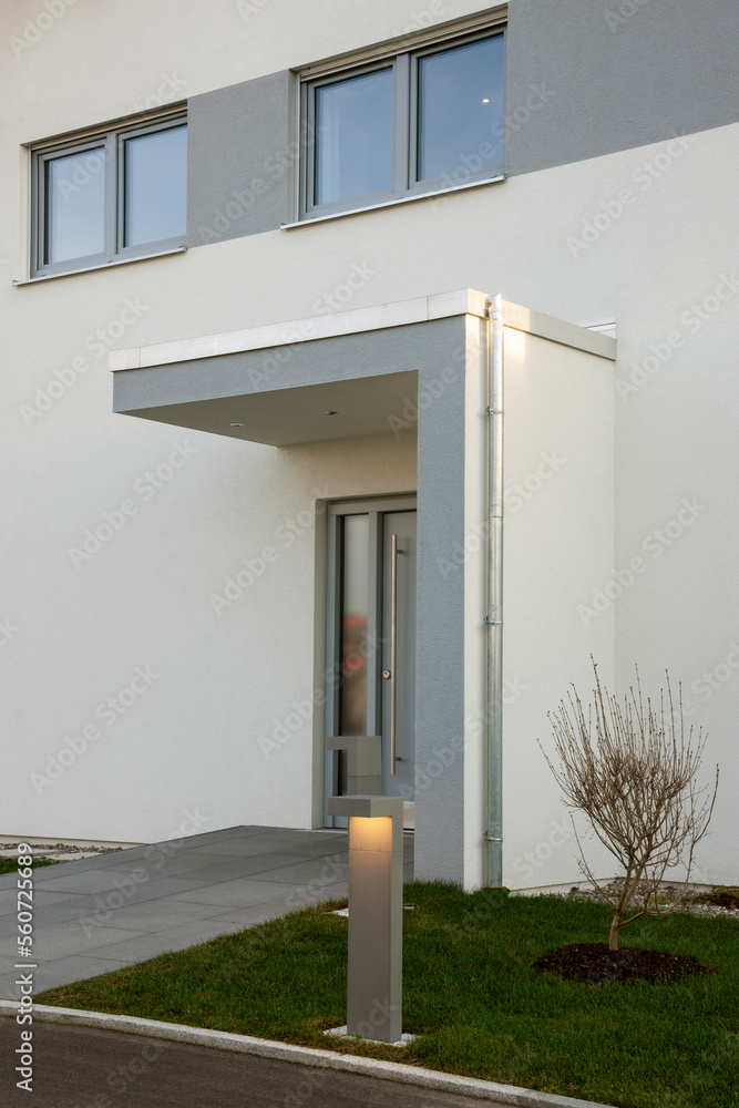 modern gestalteter Hauseingang mit Vorgarten und Windfang und ...