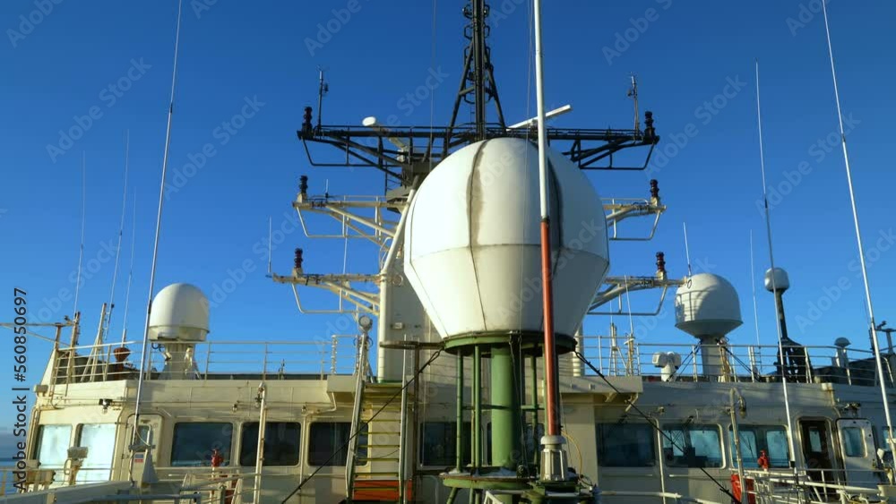 Antennas on ship. Ball antenna and radars rotate on mast vídeo do Stock ...