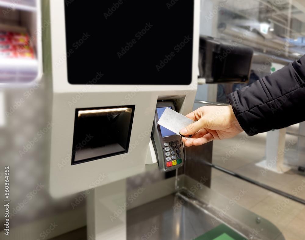 Foto de Customer pays his purchase at the supermarket,self checkout ...