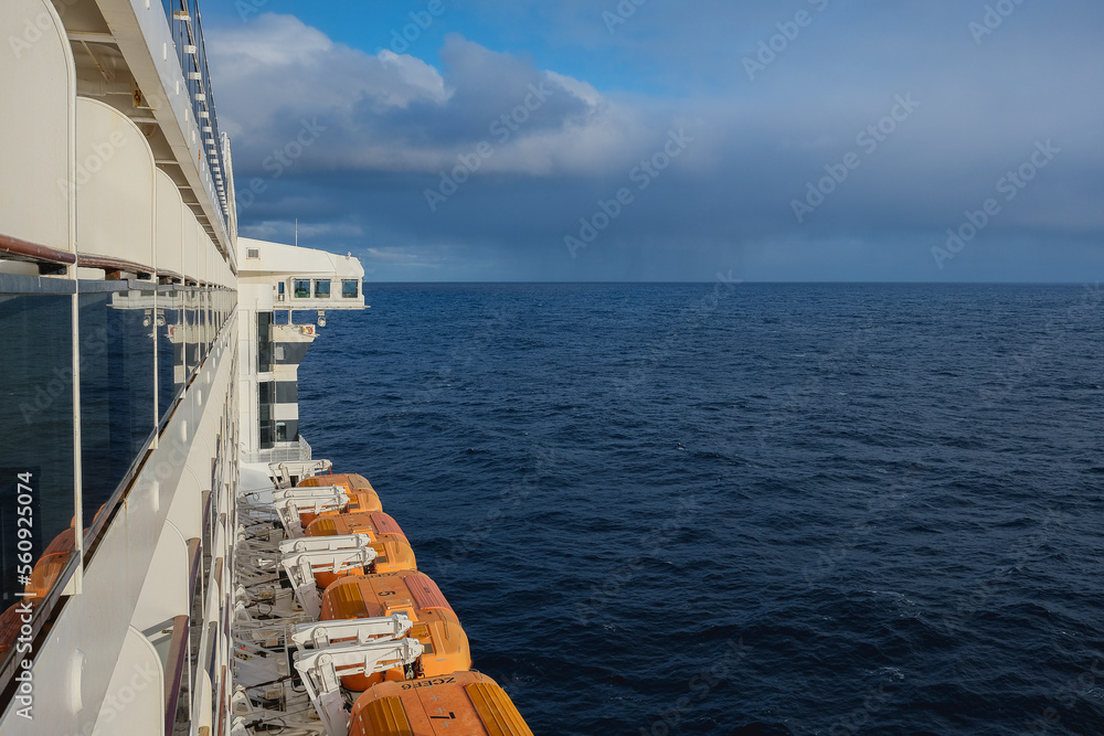 Foto de View from deck over bow and side of legendary Cunard luxury ...