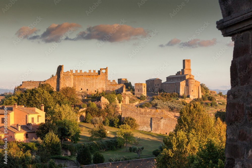 Tuscania, VT. Colle San Pietro - Panorama sulla Basilica di San Pietro ...