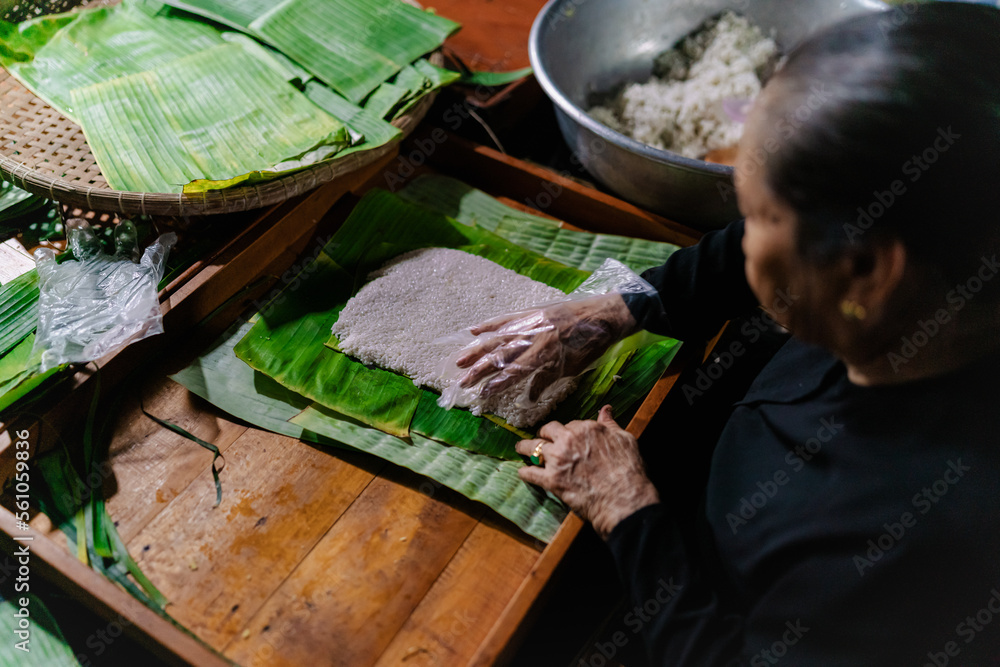 Making (wrapping) Tet Cake (Bánh Tét), the Vietnamese lunar new year ...