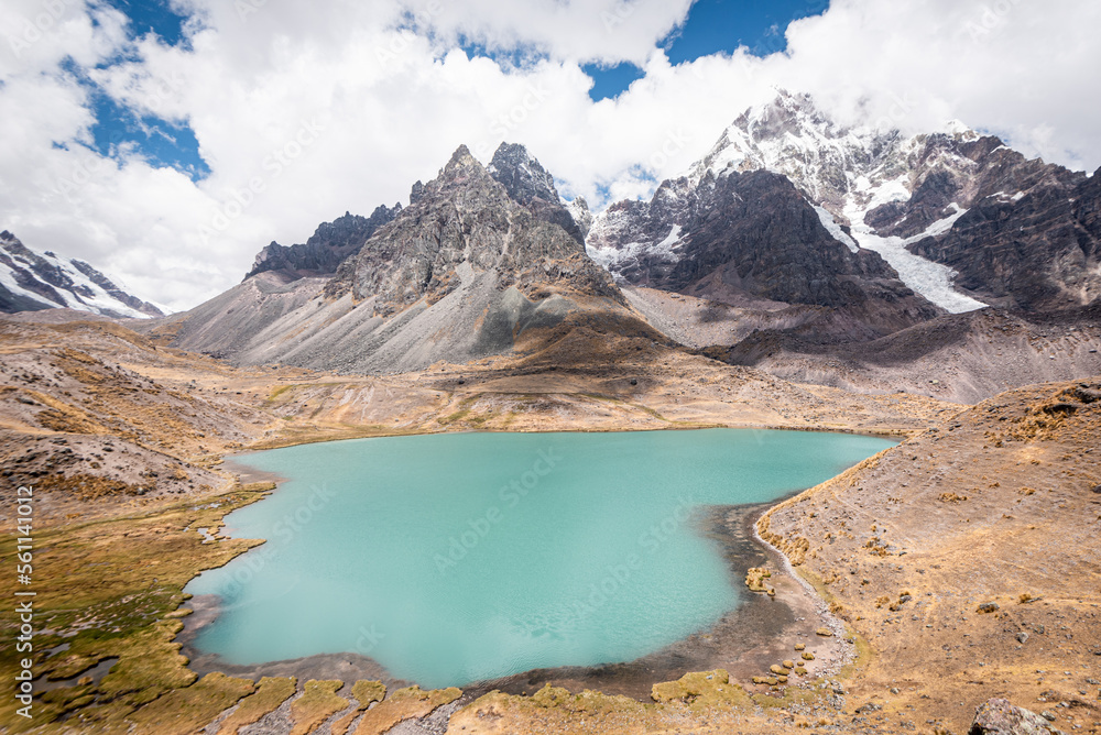 Laguna turquesa del tour de 7 lagunas de colores en Quispicanchi en ...